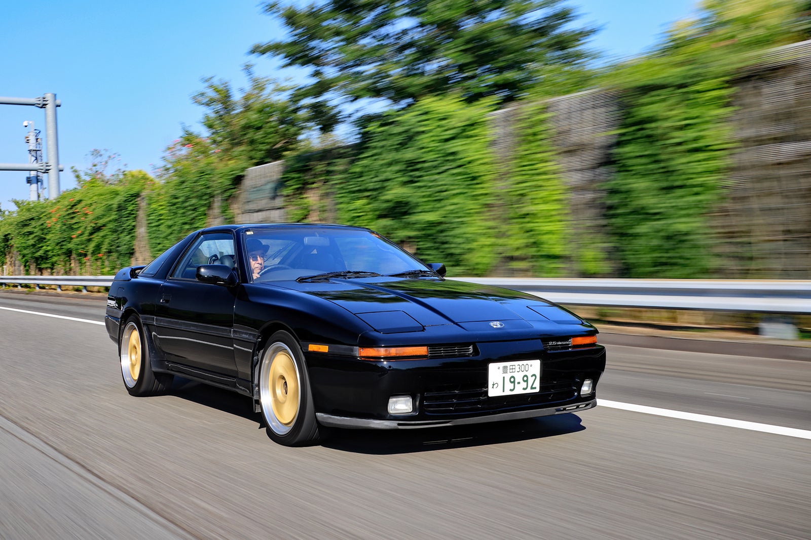 トヨタ・スープラ（A70型）をレンタル。ハイパフォーマンスだけど、走りは軽快｜その旧車、レンタルさせてください｜JAF Mate Online