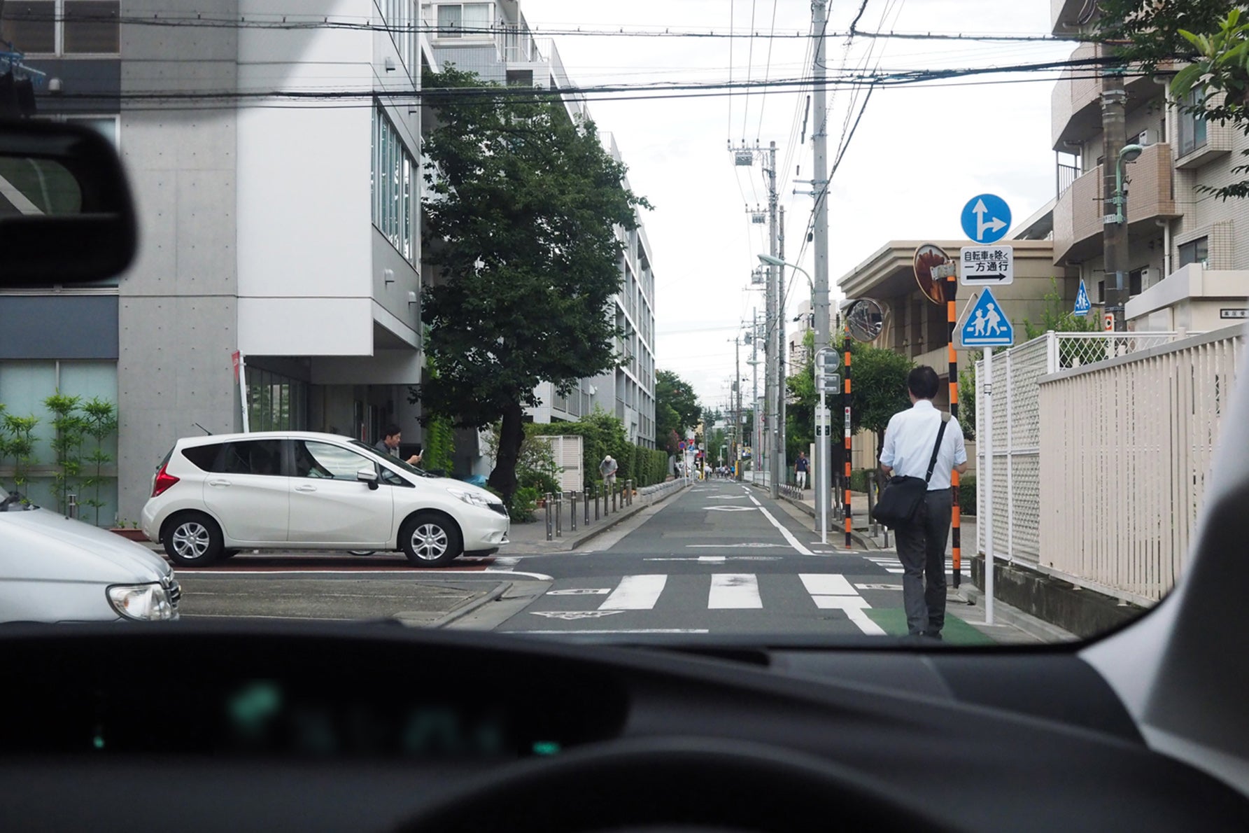 解答｜住宅街の交差点を直進するところです |危険予知｜JAF Mate Online